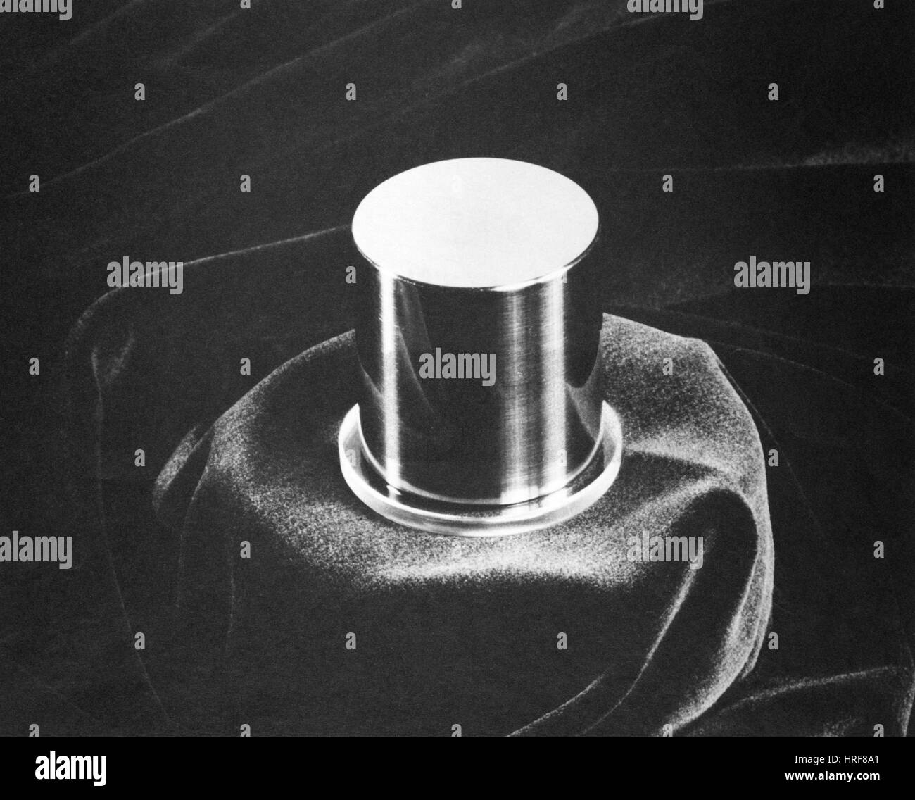 Standard kilogram Foto e Immagini Stock in Bianco e Nero - Alamy