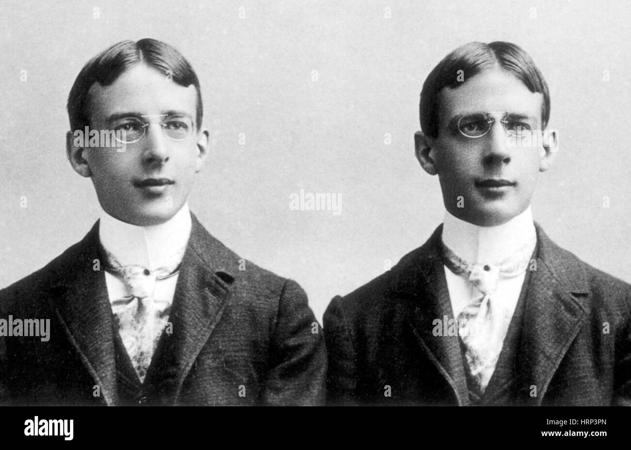 Gemelli monozigoti immagini e fotografie stock ad alta risoluzione - Alamy