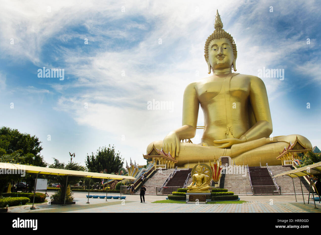 Popolo Thai e viaggiatori straniero visitare e pregare golden più ...