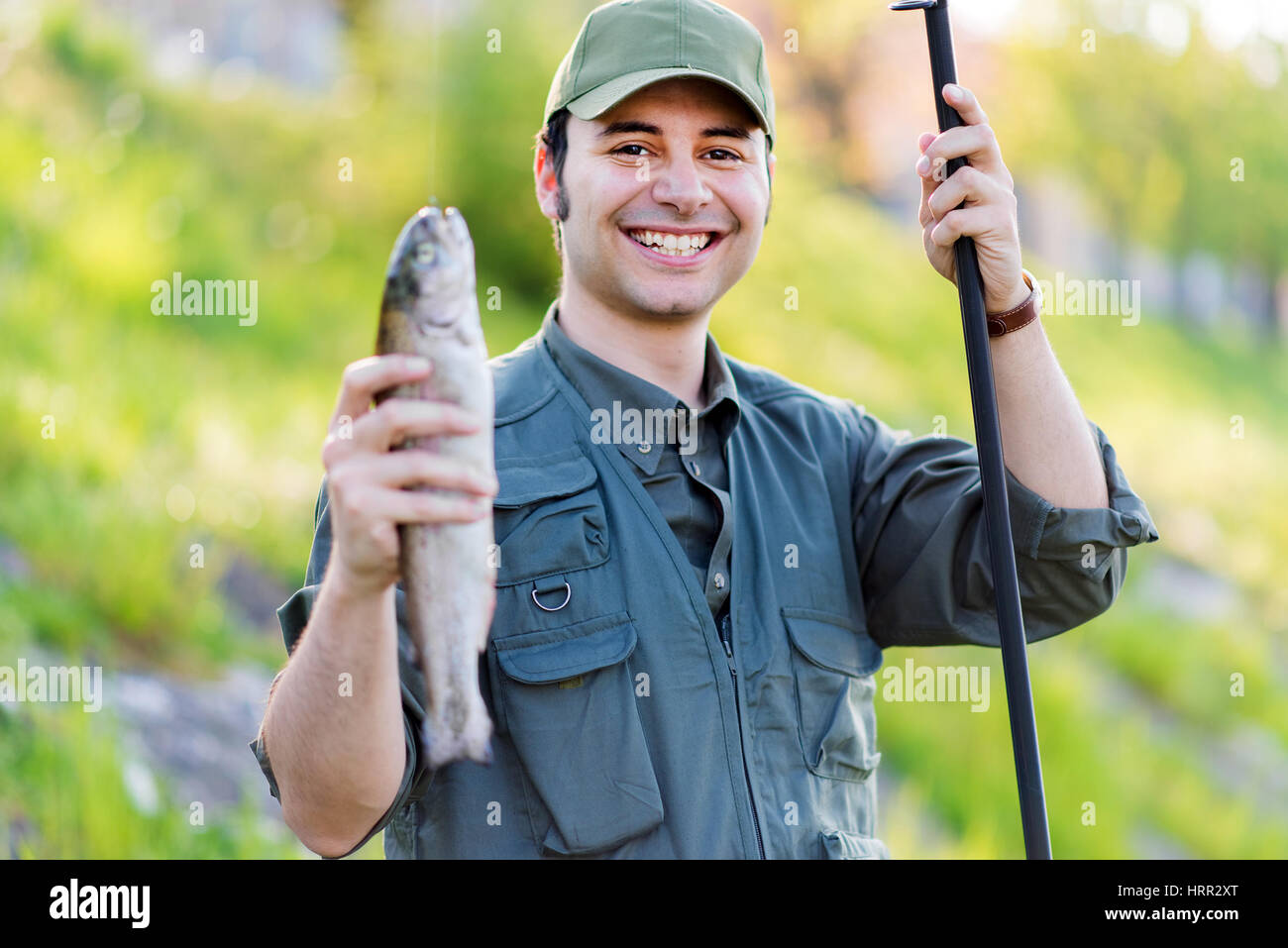 Pescatore con un pesce immagini e fotografie stock ad alta risoluzione ...