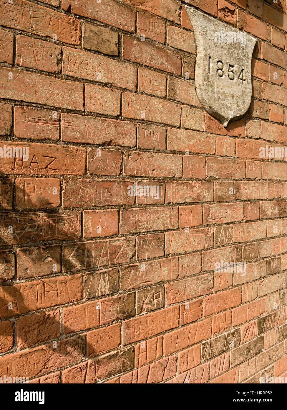 Nomi graffiati sul muro di mattoni immagini e fotografie stock ad alta ...
