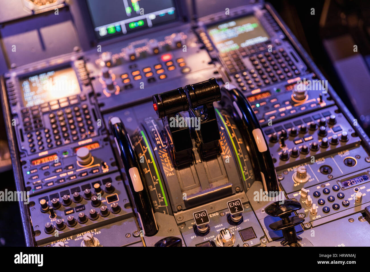 Leva di motore nella cabina di pilotaggio di un aereo di linea ...