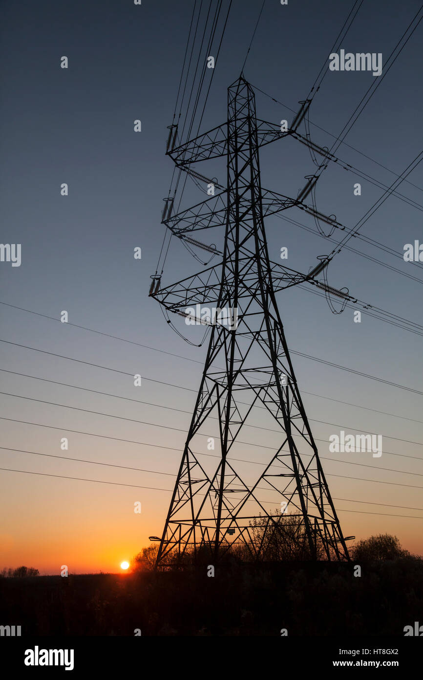 Pilone e linee elettriche immagini e fotografie stock ad alta ...