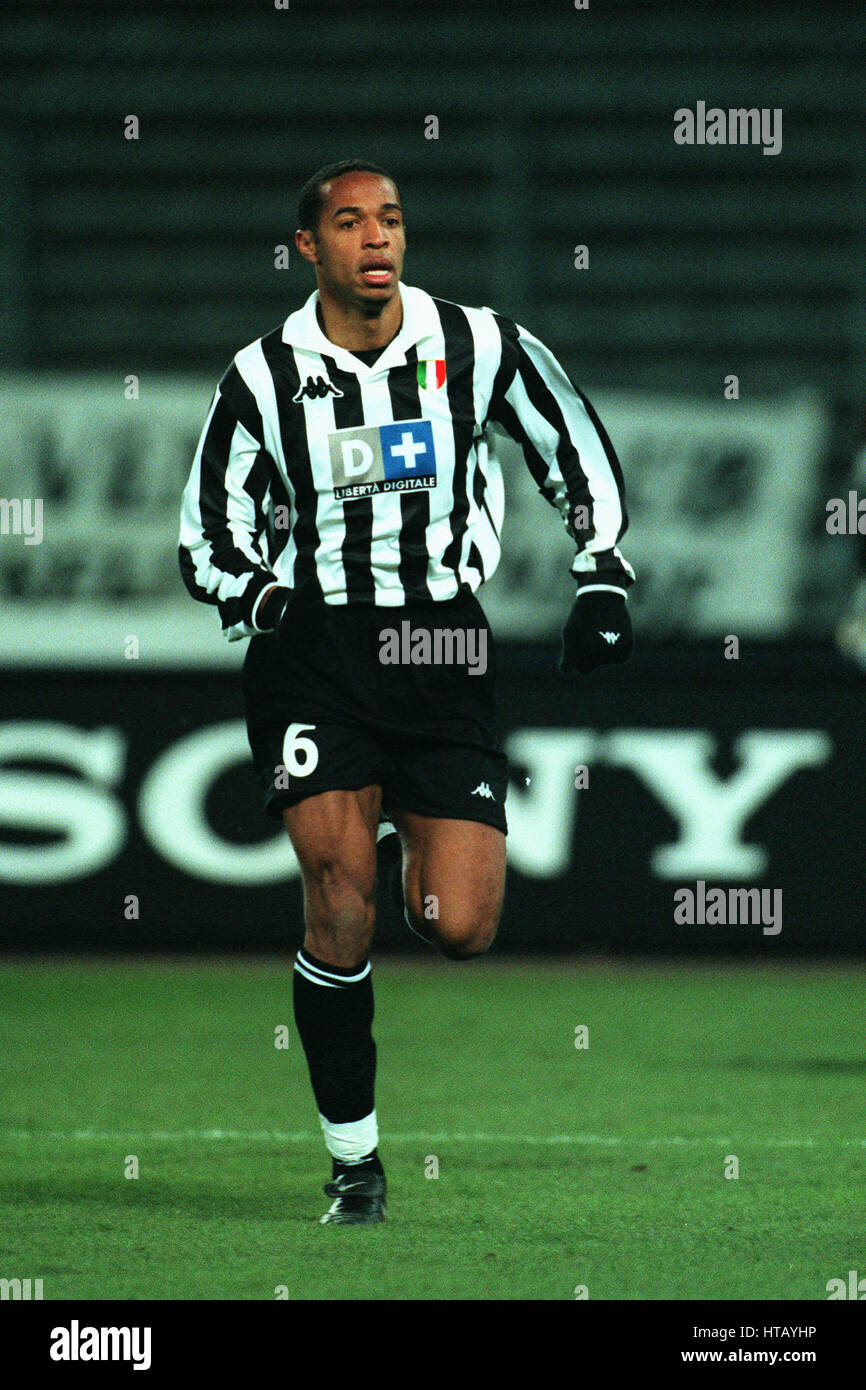 Thierry henry 1999 immagini e fotografie stock ad alta risoluzione - Alamy
