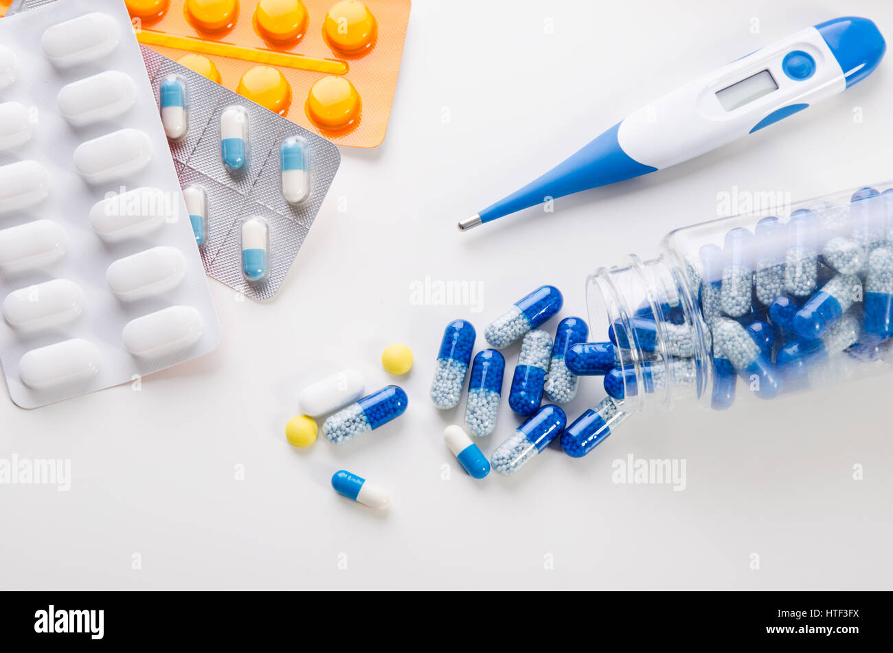 Diversi tipi di farmaci su sfondo bianco. pillole medicina pillola ...