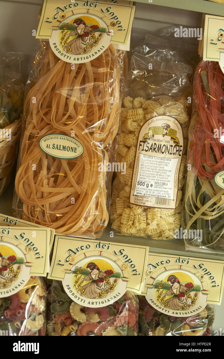 Pacchetti di pasta immagini e fotografie stock ad alta risoluzione - Alamy