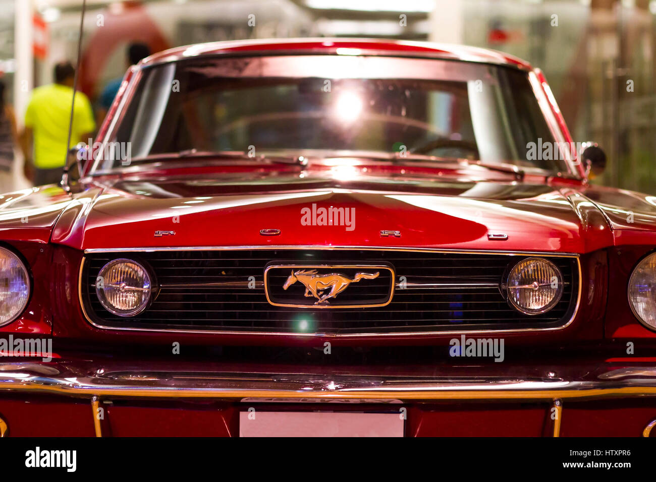 1965 Ford Mustang Fastback rosso. Vista frontale. Mostra di classico e ...