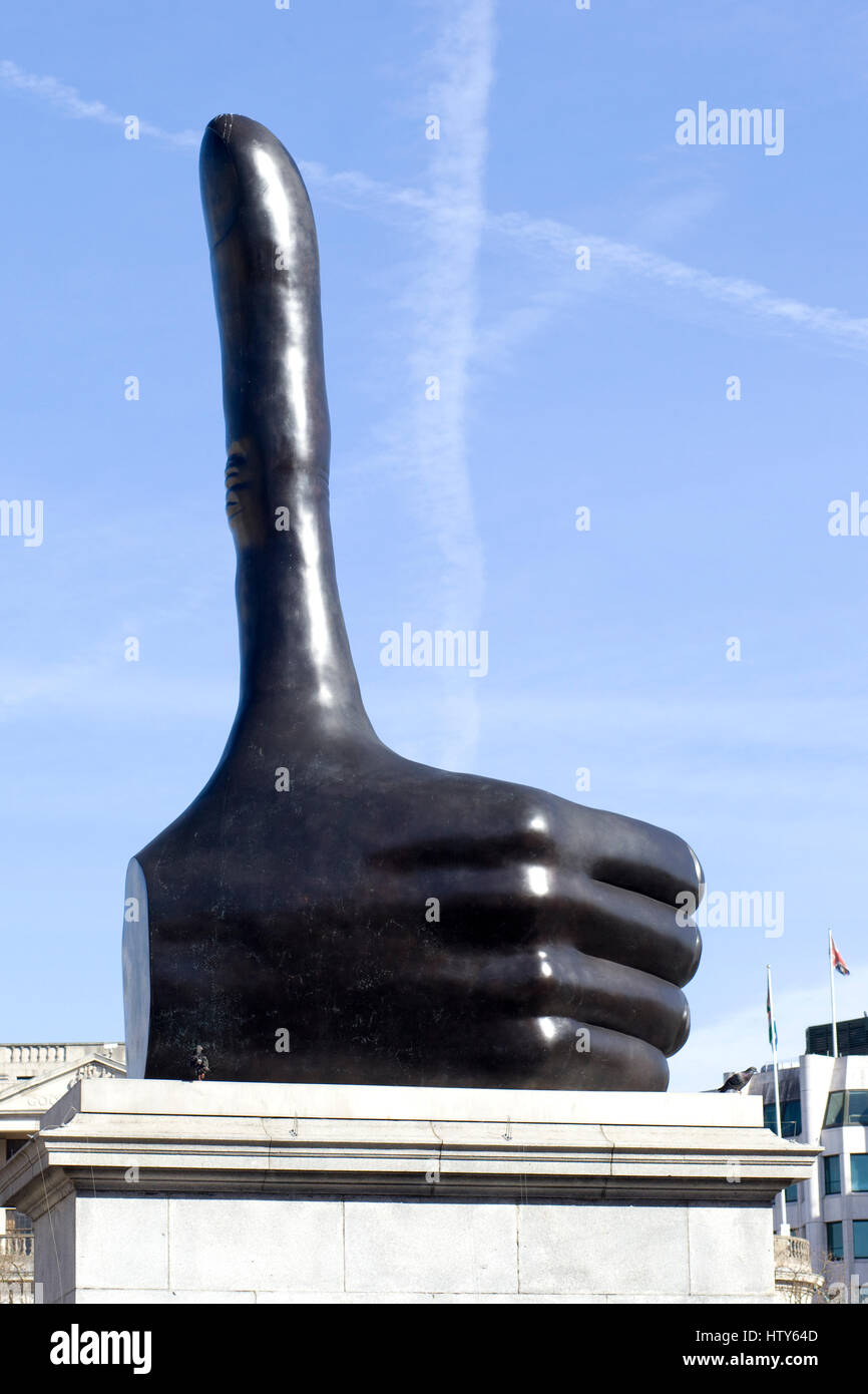 Scultura gigante del pollice immagini e fotografie stock ad alta ...