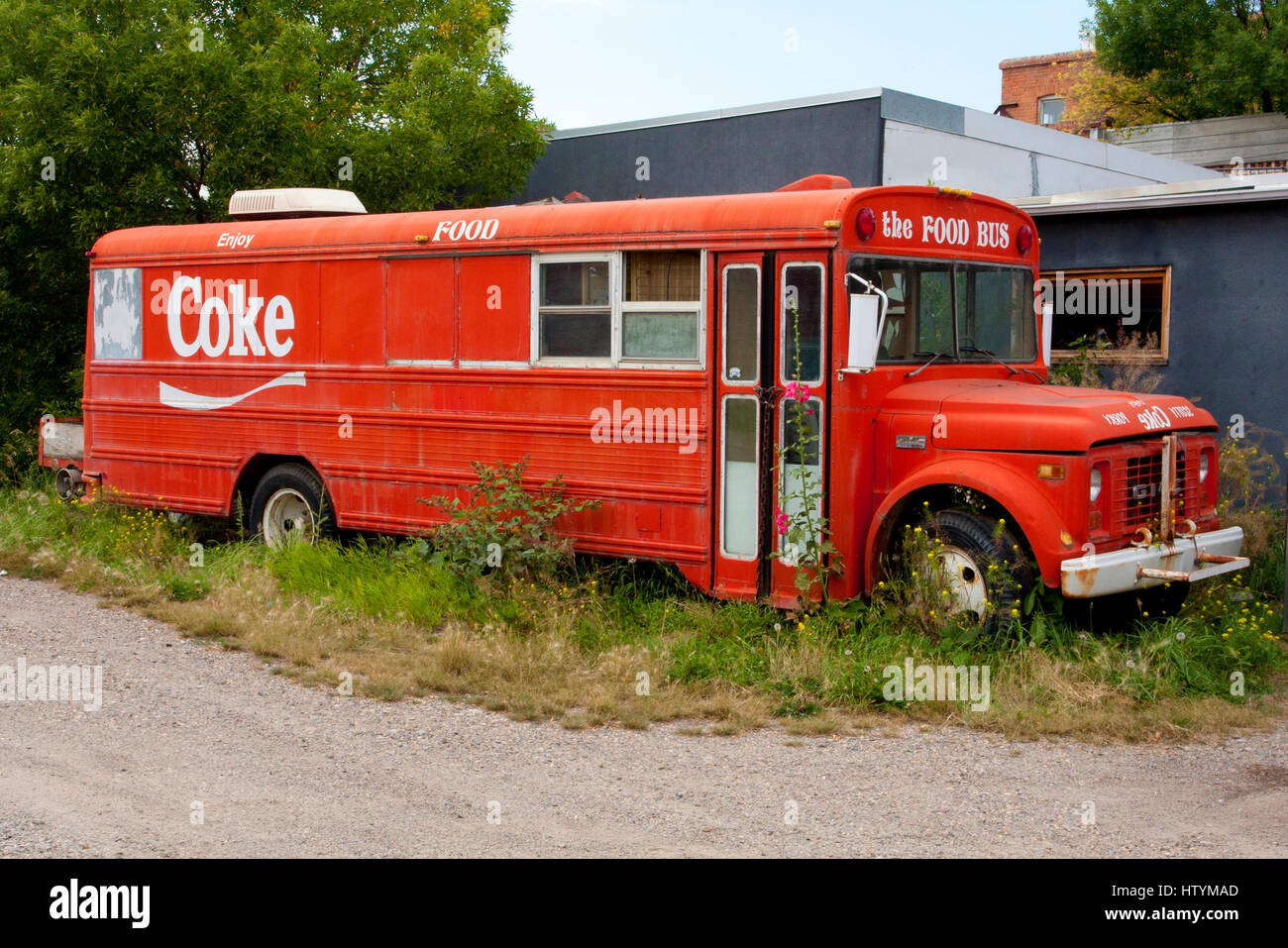Un vecchio alimento rosso bus con un logo di coke sul lato a Nanton ...
