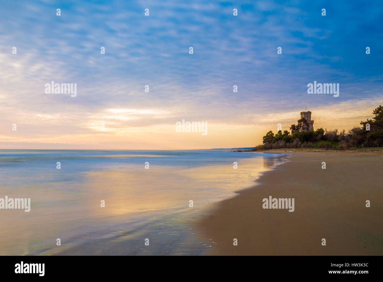 Pineto (Abruzzo, Italia) - Il sorgere del sole sul mare adriatico, dal ...
