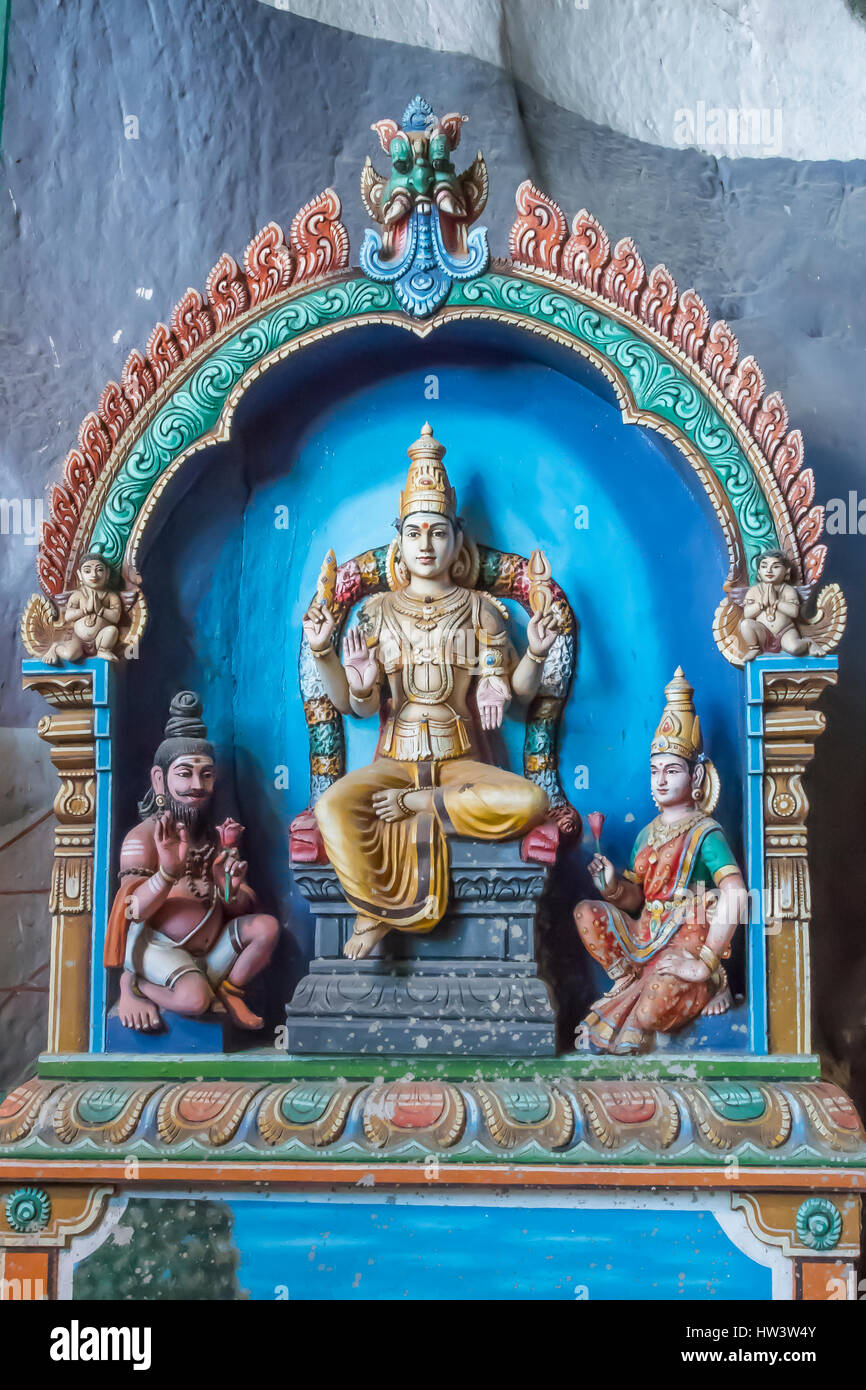 Hindu temple statues batu caves immagini e fotografie stock ad alta ...