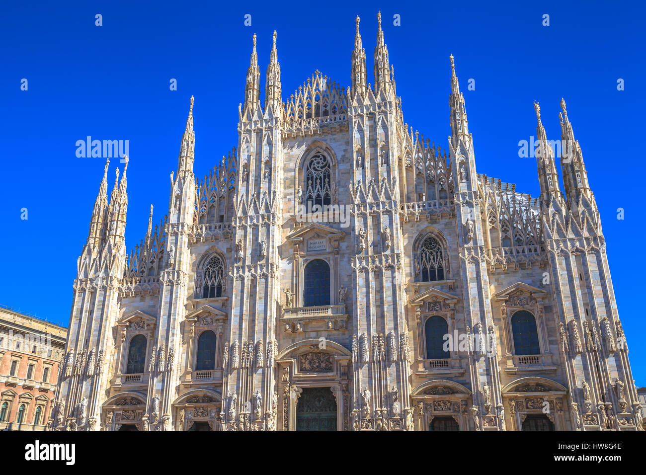 Cattedrale gotica facciata in Piazza Duomo del famoso Duomo di Milano ...