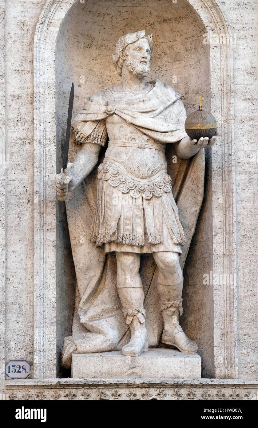 Statua di Carlo il Grande sulla facciata della chiesa di San Luigi dei ...