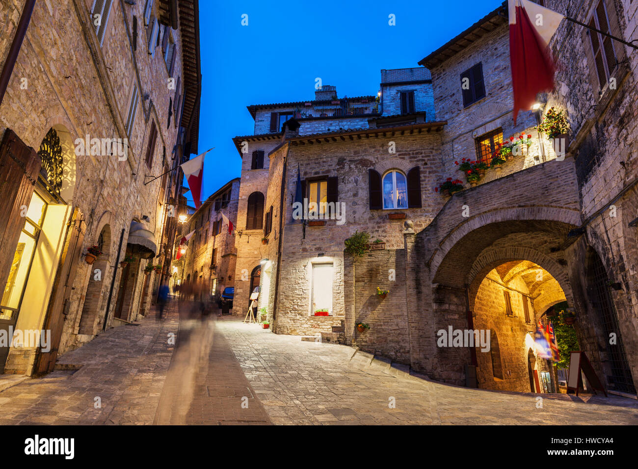 Città vecchia di Assisi di notte. Ad Assisi, Umbria, Italia Foto stock - Alamy