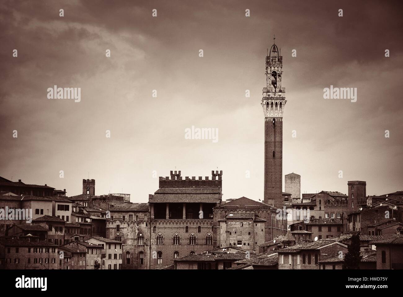 Città medievale di Siena vista sullo skyline di edifici storici e il ...