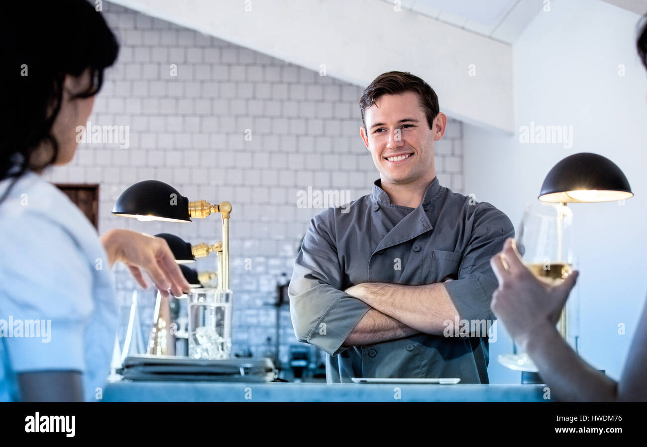 Clienti al bar immagini e fotografie stock ad alta risoluzione - Alamy