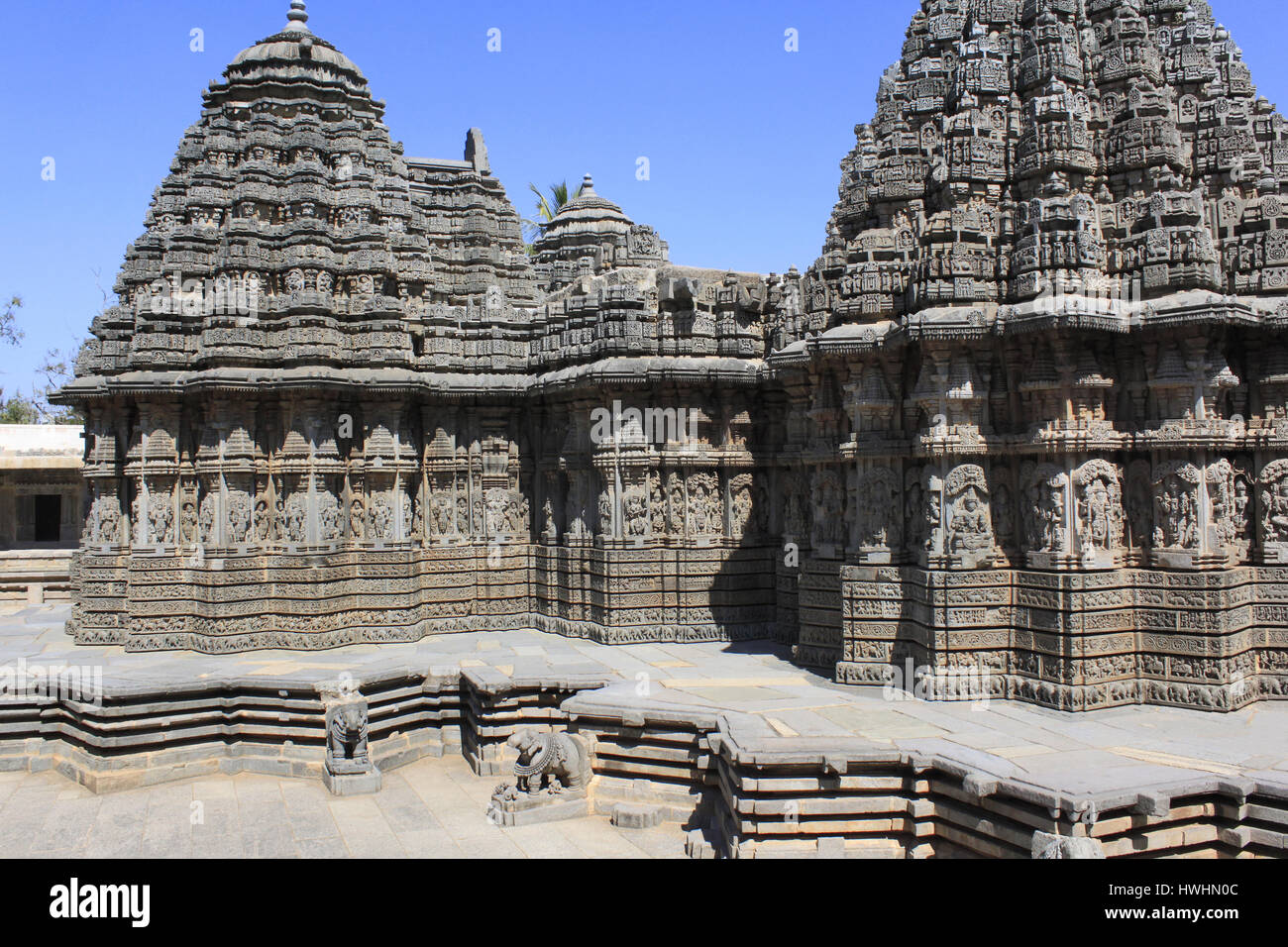 Ornati dettagliate, sculture in pietra stellate parete del santuario ...