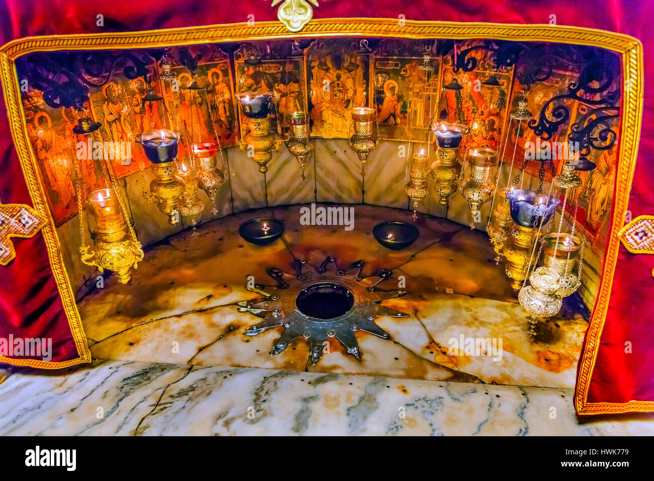 Grotta Grotta su Star segna Spot WhereJesus Cristo nato chiesa della ...