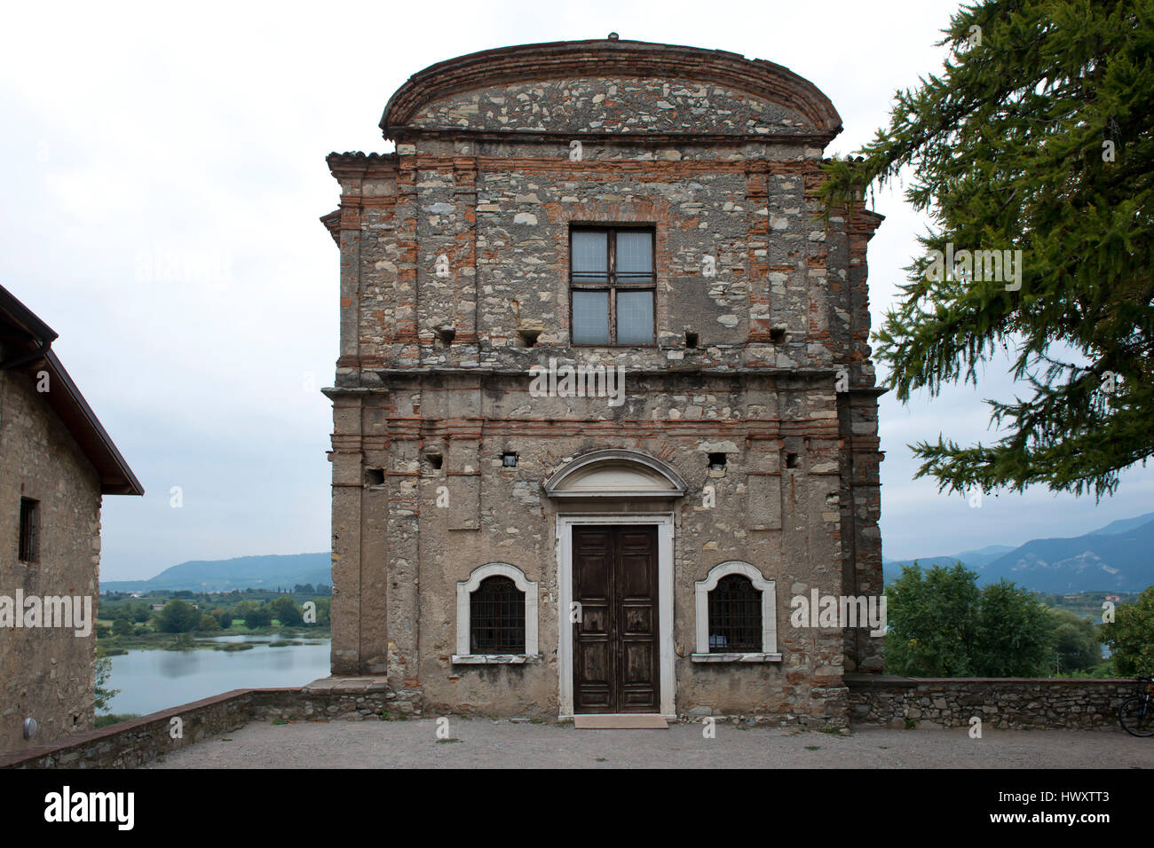 Il monastero di san Pietro in lamosa sul lago di Iseo in Italia Foto ...