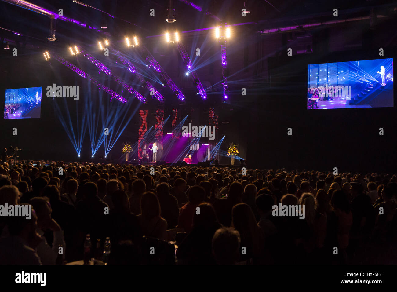 Swiss attrice, il presentatore TV, cantante e comedienne Stephanie ...