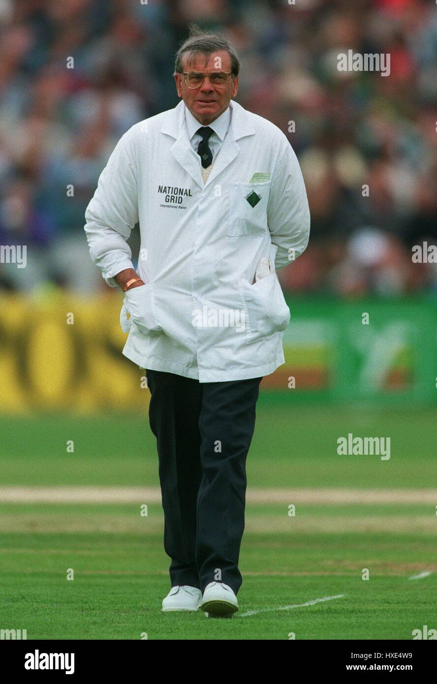 Cricket umpire dickie bird immagini e fotografie stock ad alta ...