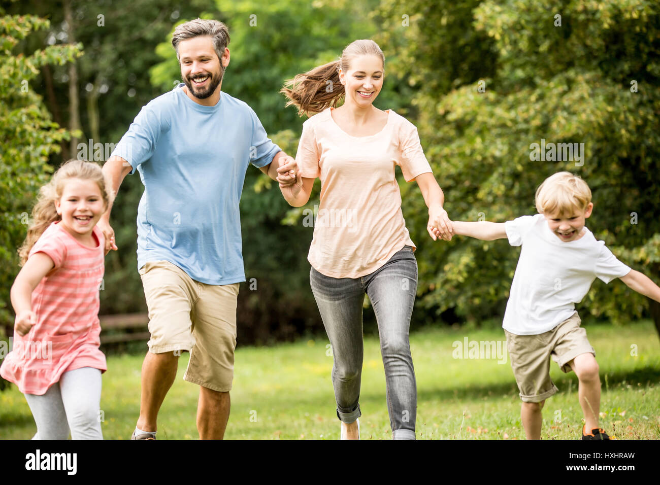 Bambini con i genitori immagini e fotografie stock ad alta risoluzione ...