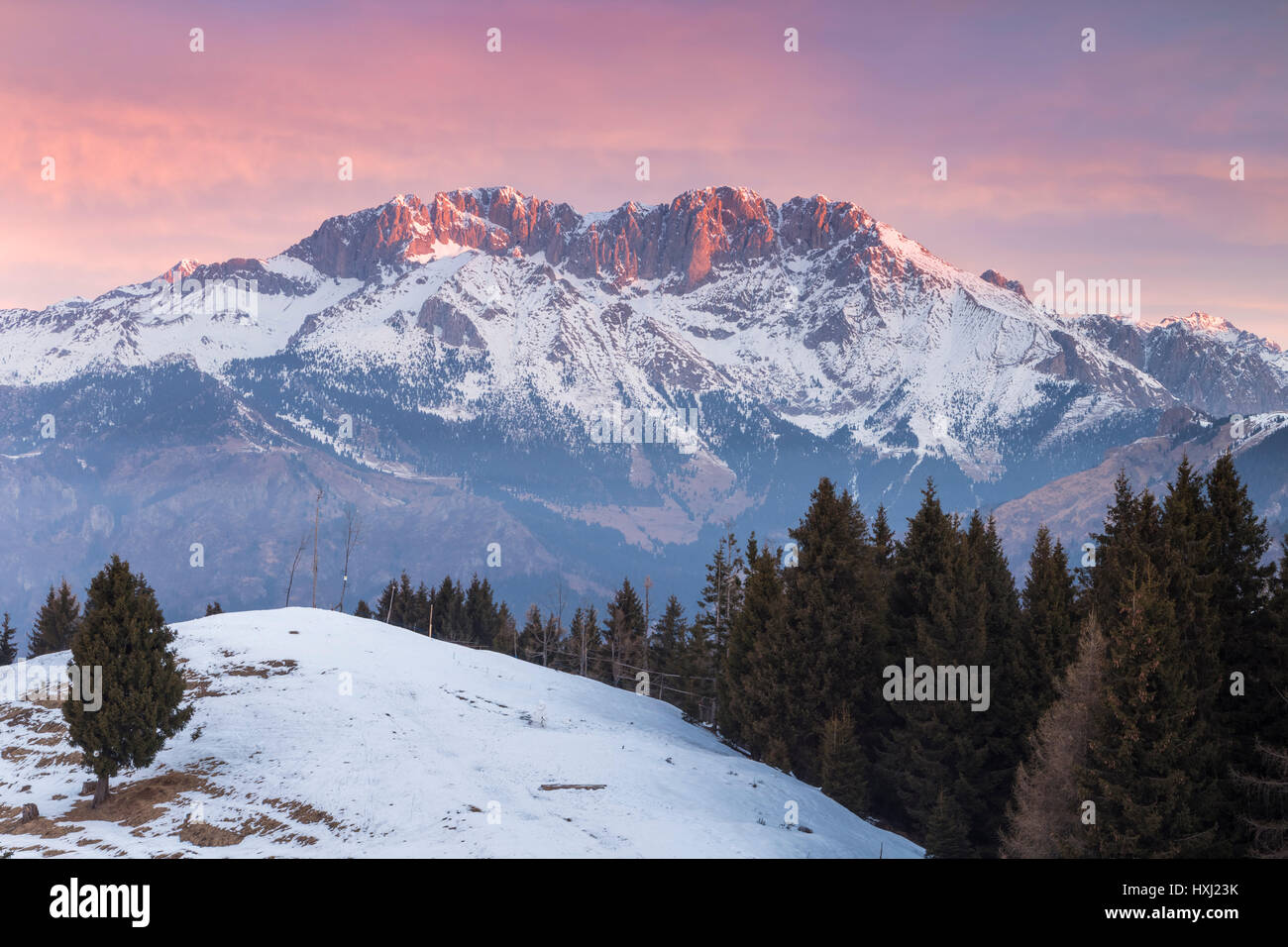 Vista della Presolana durante un inverno alba dal Monte Pora, Val ...