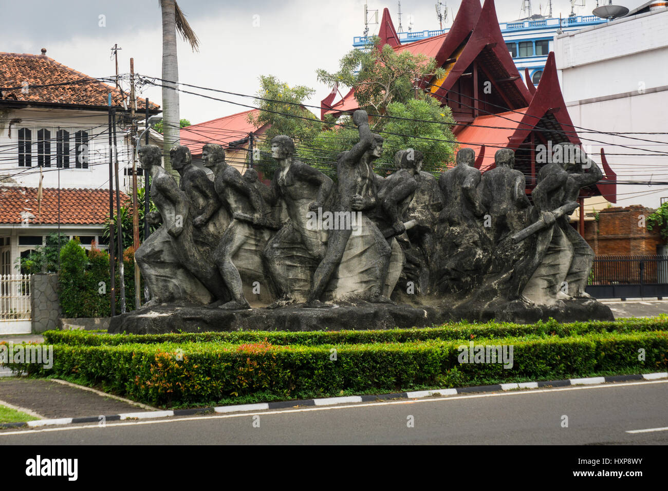 Un grande monumento statua in rame mostra un gruppo di persone in un ...