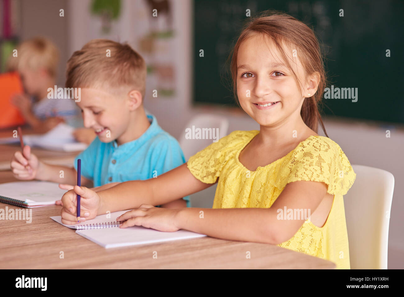 Ragazza alla scrivania immagini e fotografie stock ad alta risoluzione ...