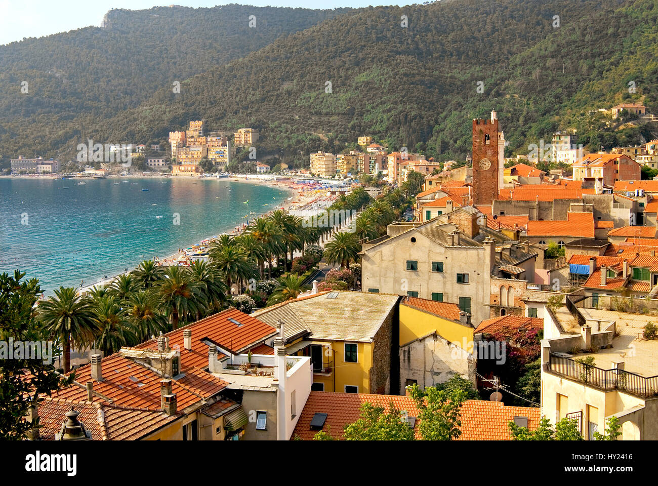 Vista sulla spiaggia di Noli presso la costa ligure, a nord-ovest dell ...