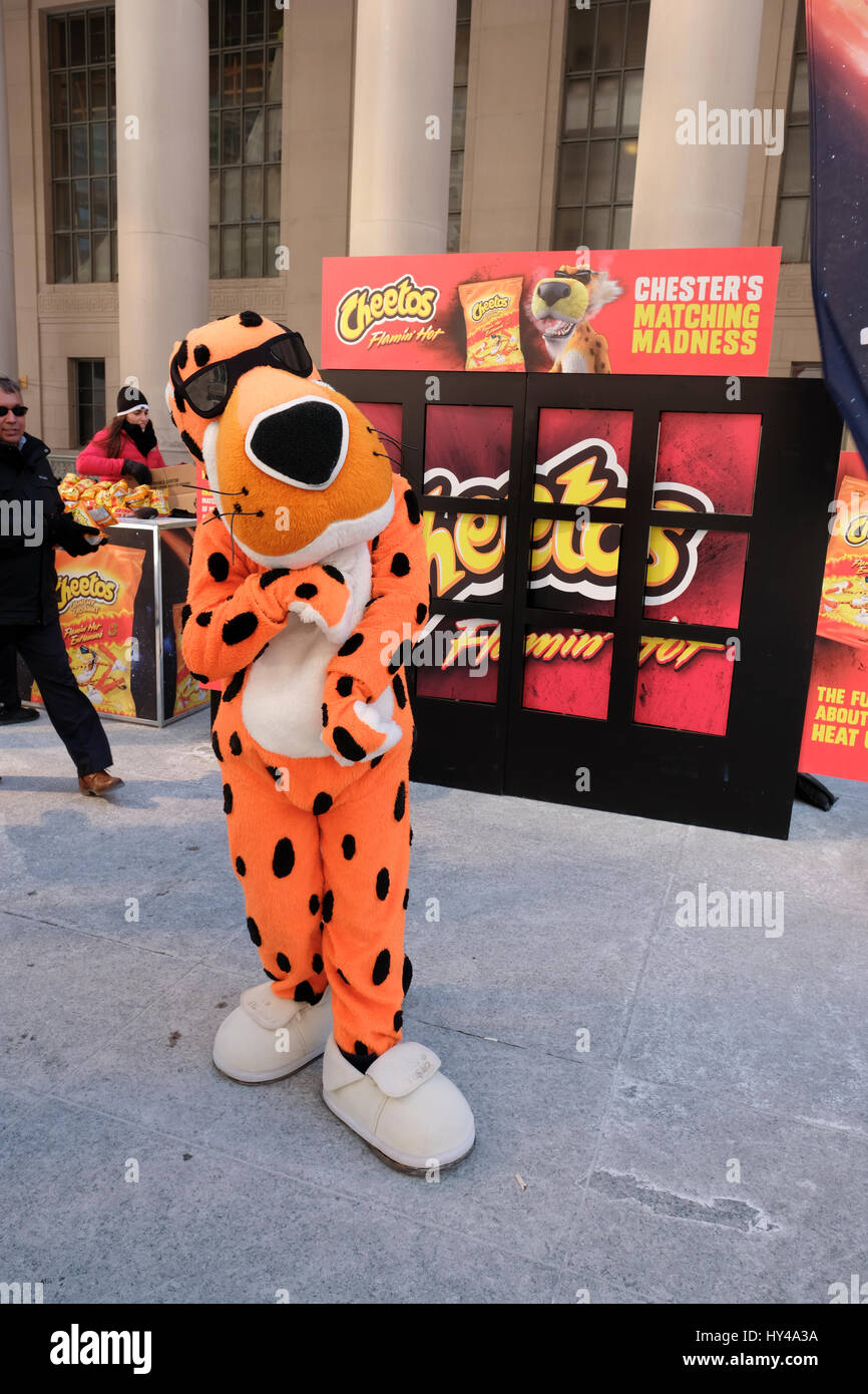Cheetos Chester Cheetah, team di promozione che distribuisce campioni ...