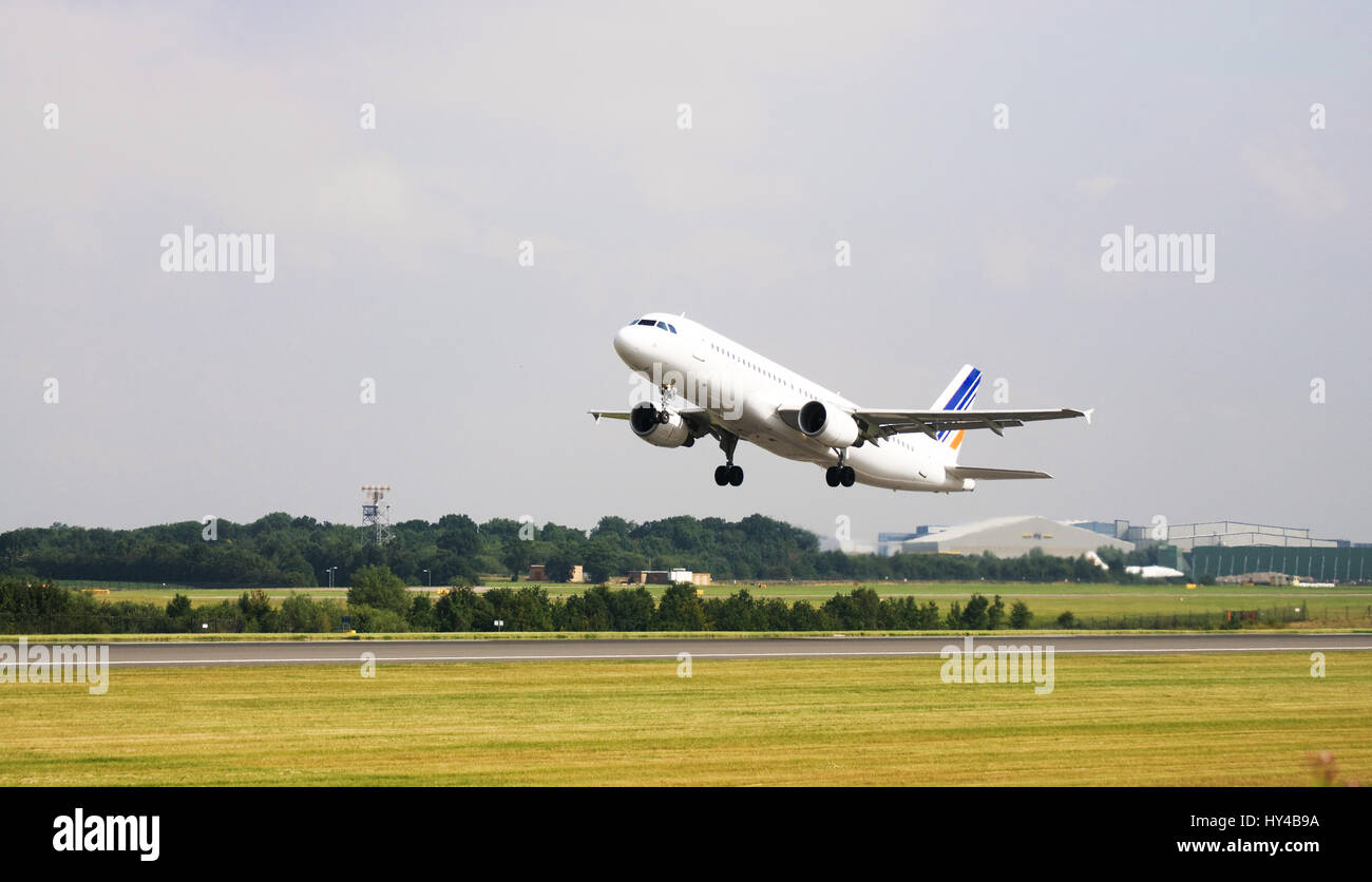 Aereo che decolla pista immagini e fotografie stock ad alta risoluzione ...