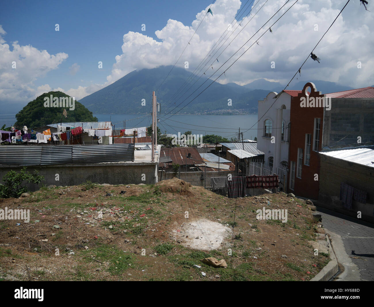Volcán Atitlán è un grande, conica, attivi Stratovulcano adiacente alla ...