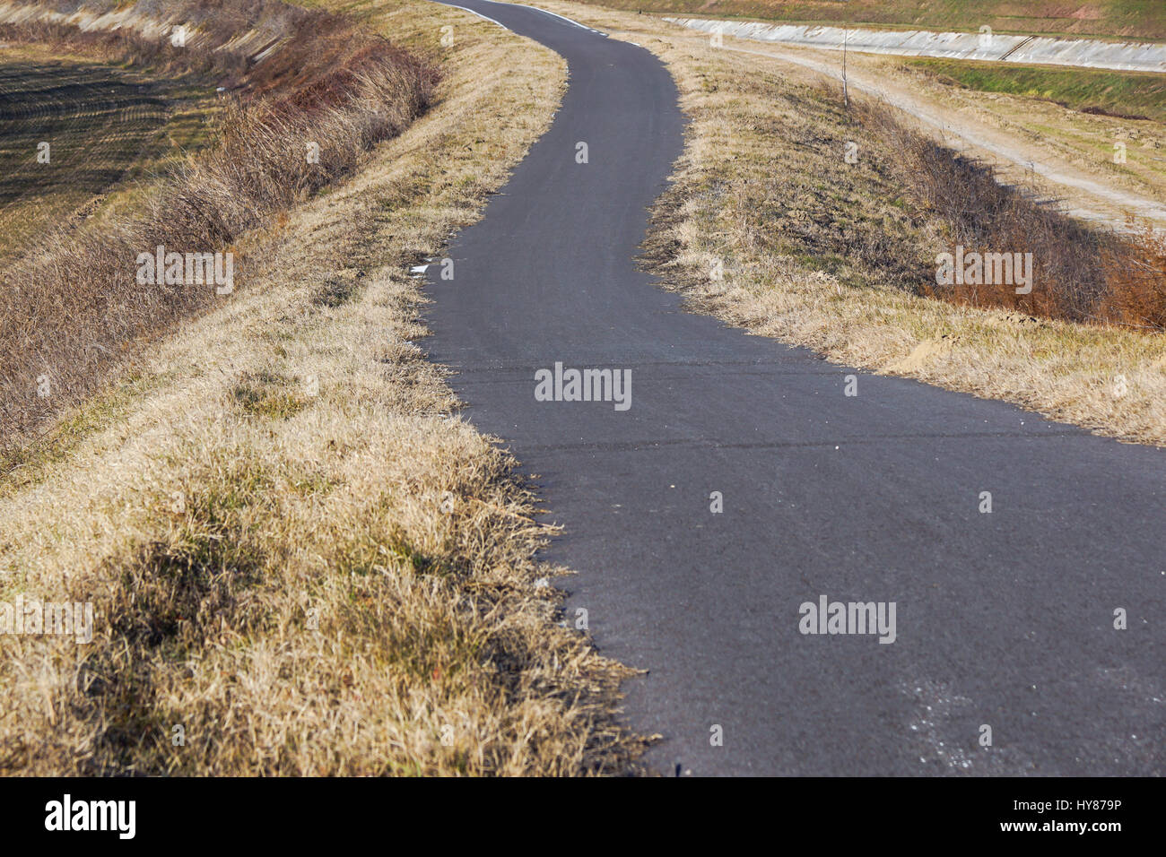Strada asfaltata verso l'orizzonte immagini e fotografie stock ad alta ...