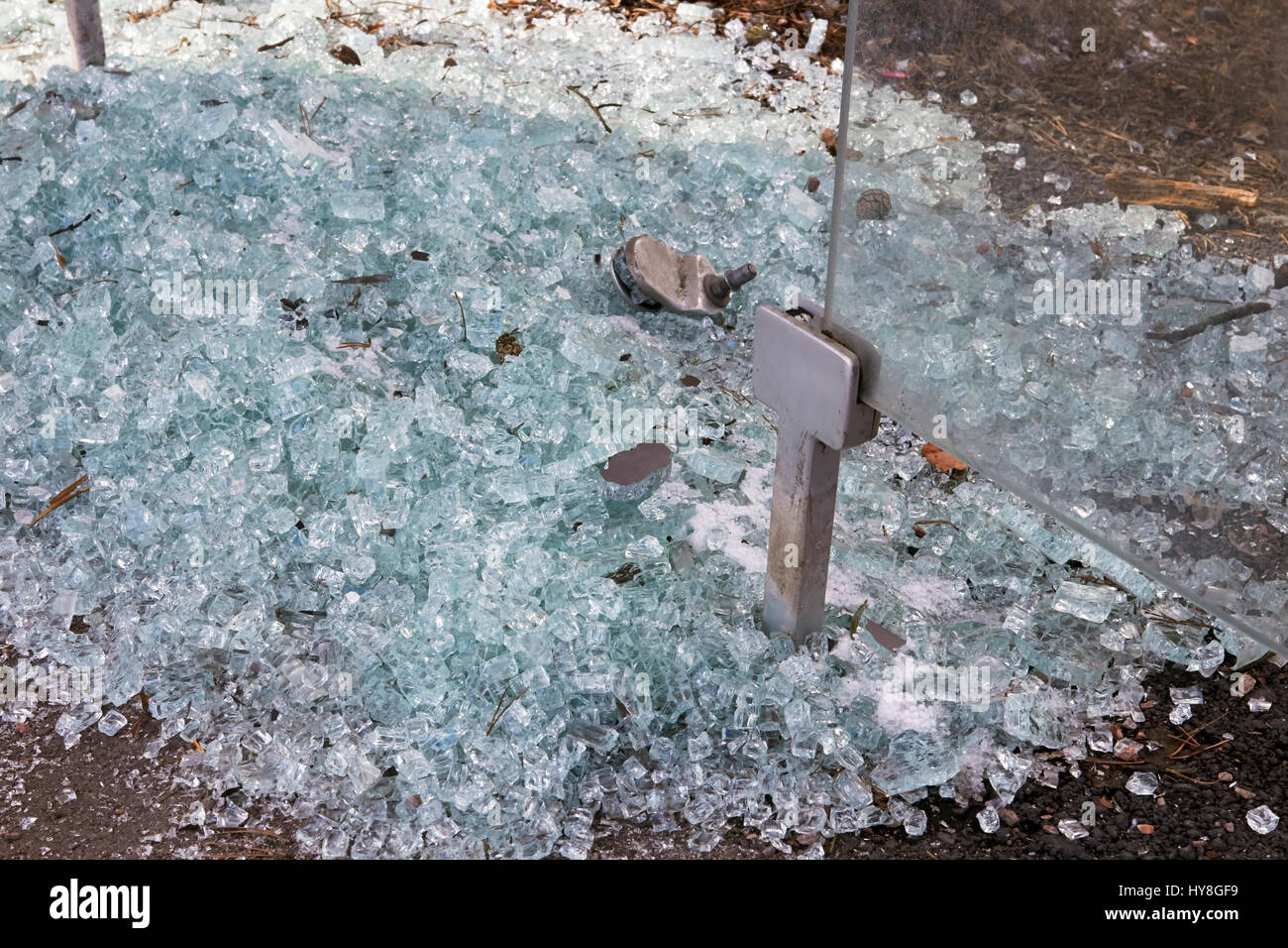 Vetri rotti a terra immagini e fotografie stock ad alta risoluzione - Alamy