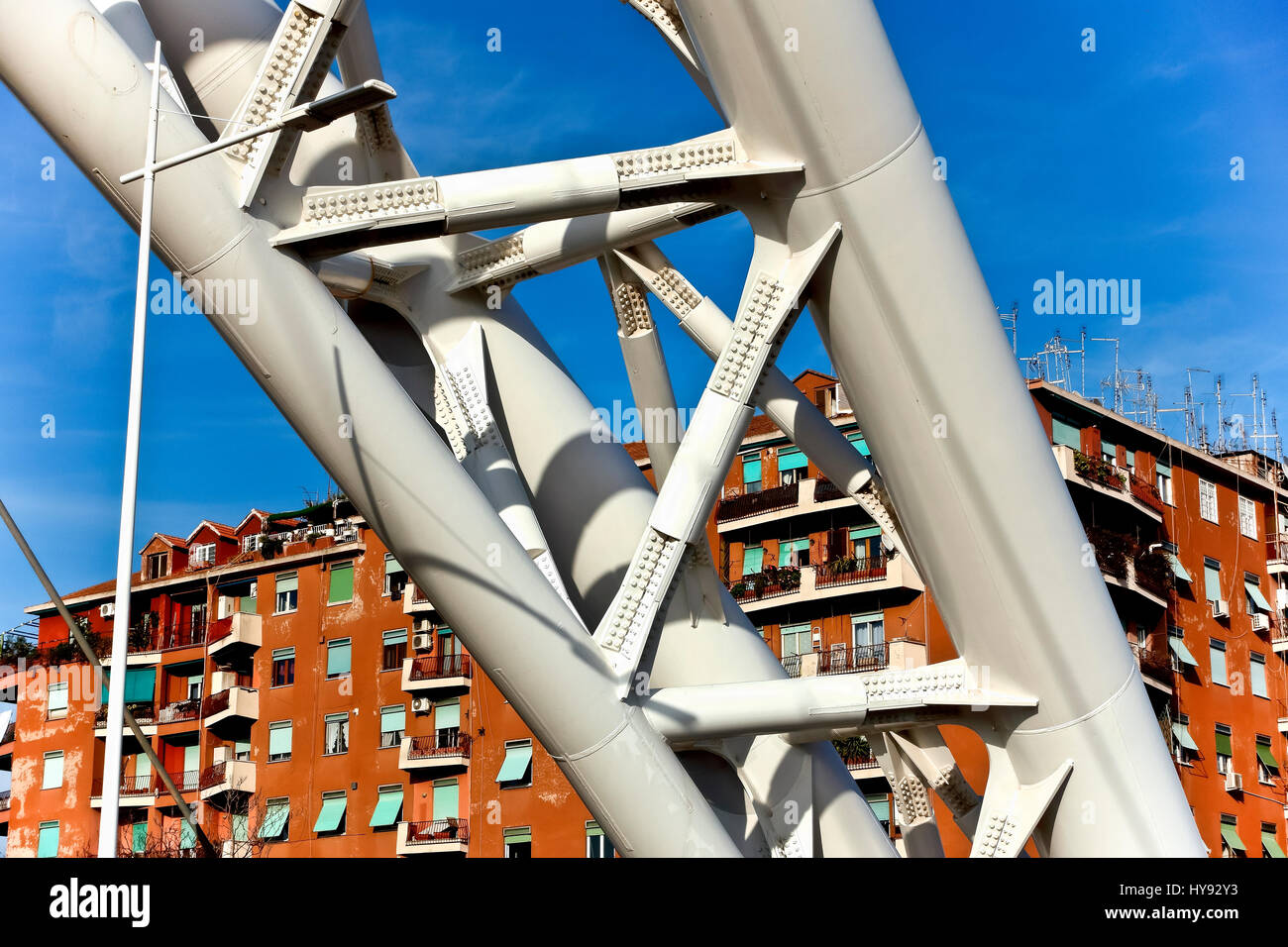 Ponte Settimia Spizzichino. Moderno ponte sospeso in acciaio bianco che ...