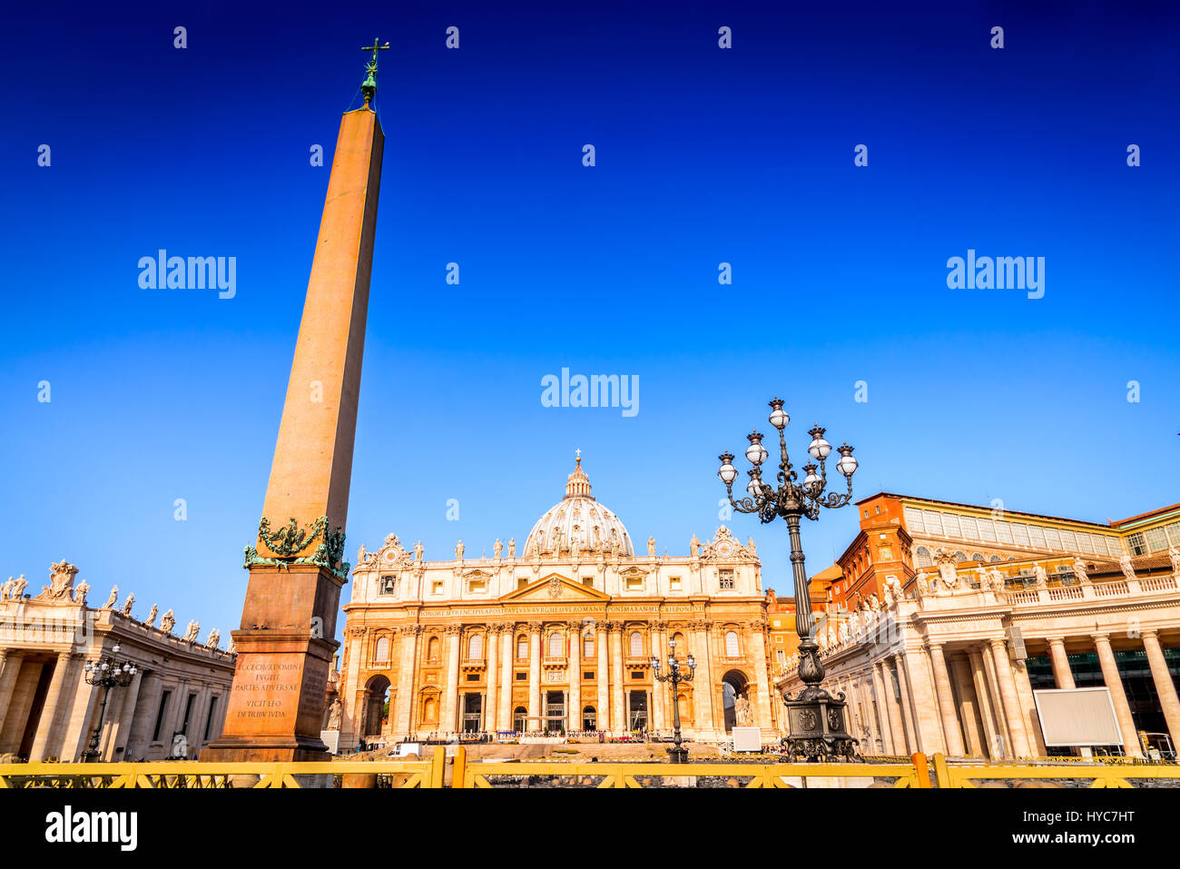 Roma, Italia. Piazza San Pietro e la Basilica di San Pietro al mattino ...