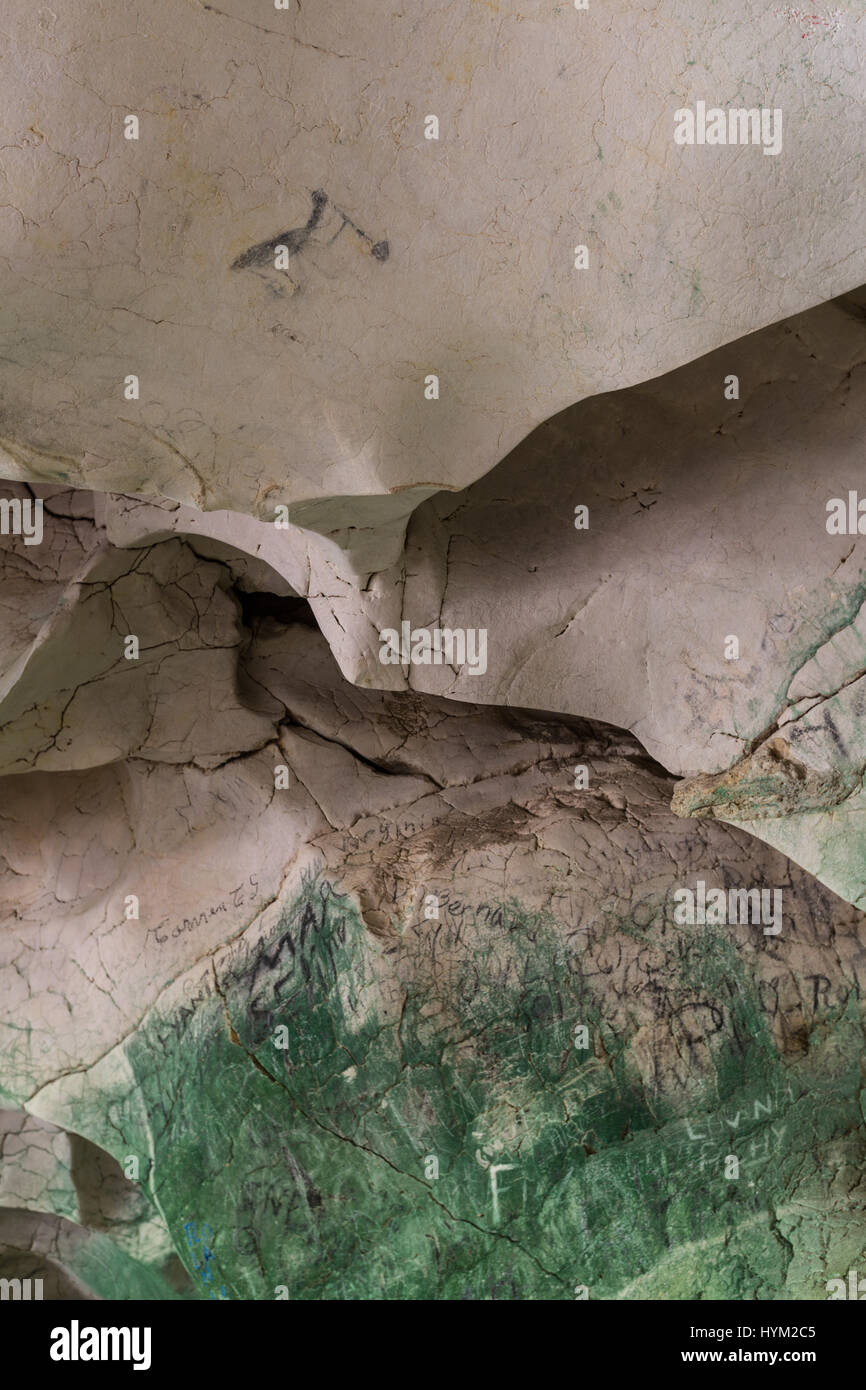 Moderno da graffiti nelle grotte Pomier accanto ad antichi pittogrammi ...