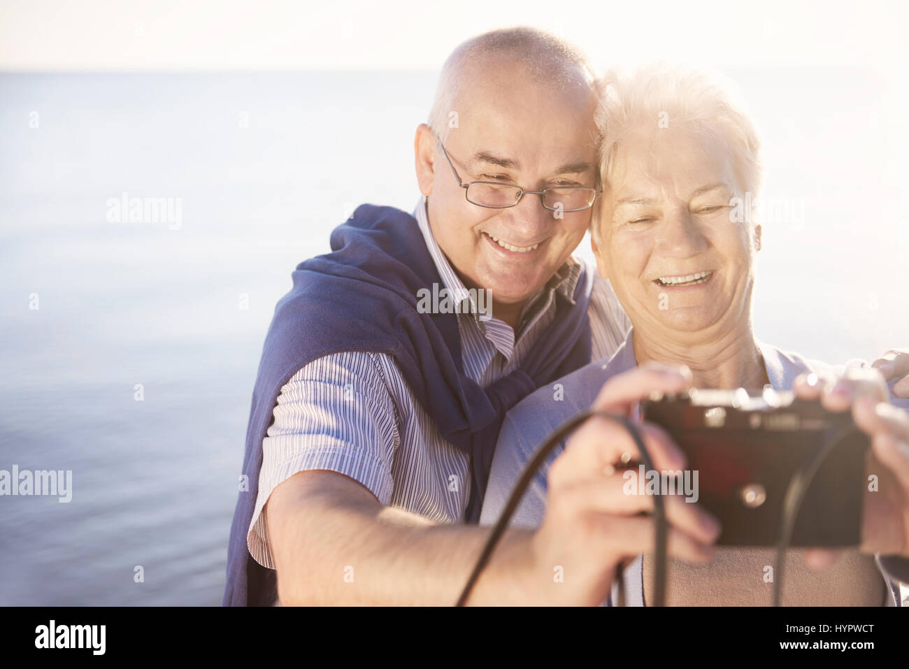 Anziani in posa per la foto immagini e fotografie stock ad alta ...