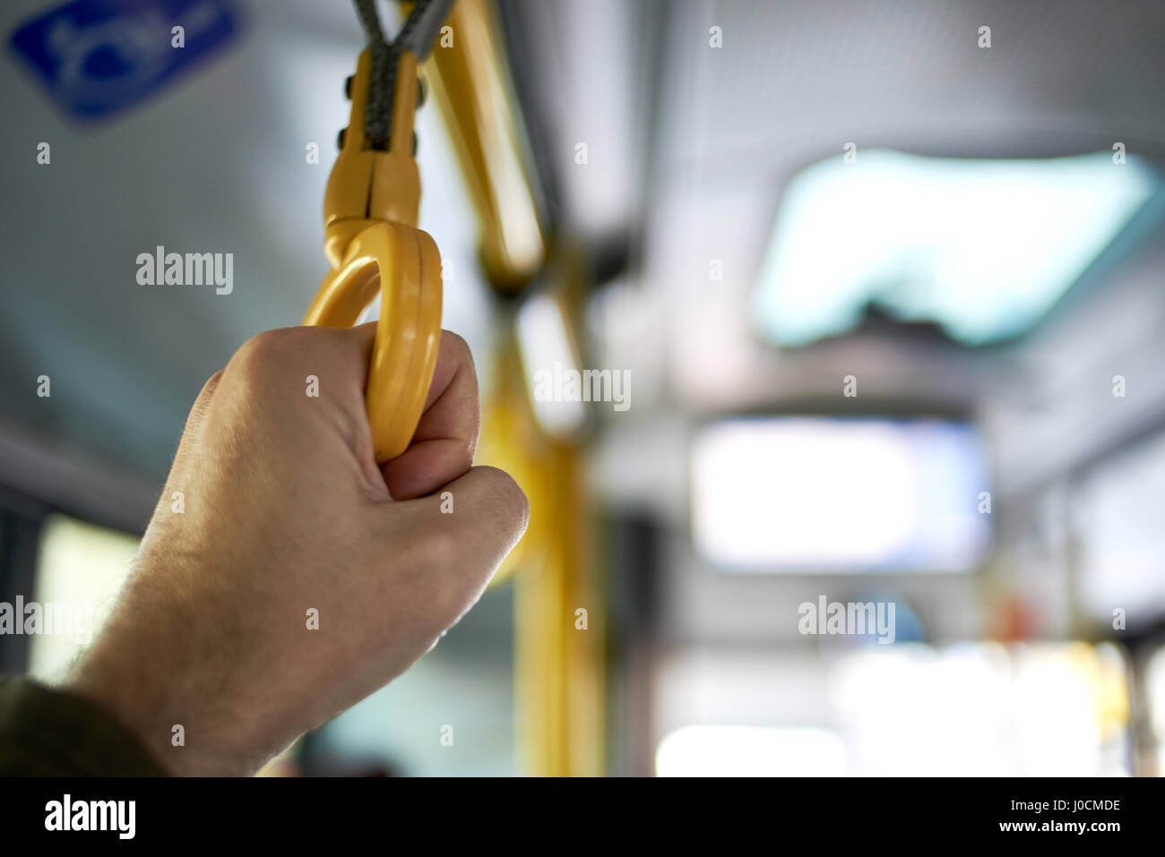 Tenendo il corrimano bus immagini e fotografie stock ad alta ...