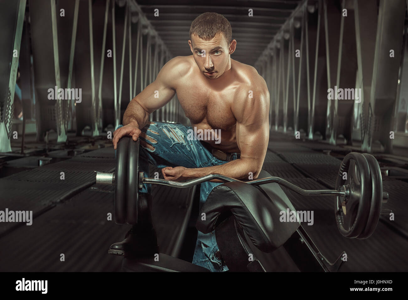 Young bodybuilder showing muscles immagini e fotografie stock ad alta ...