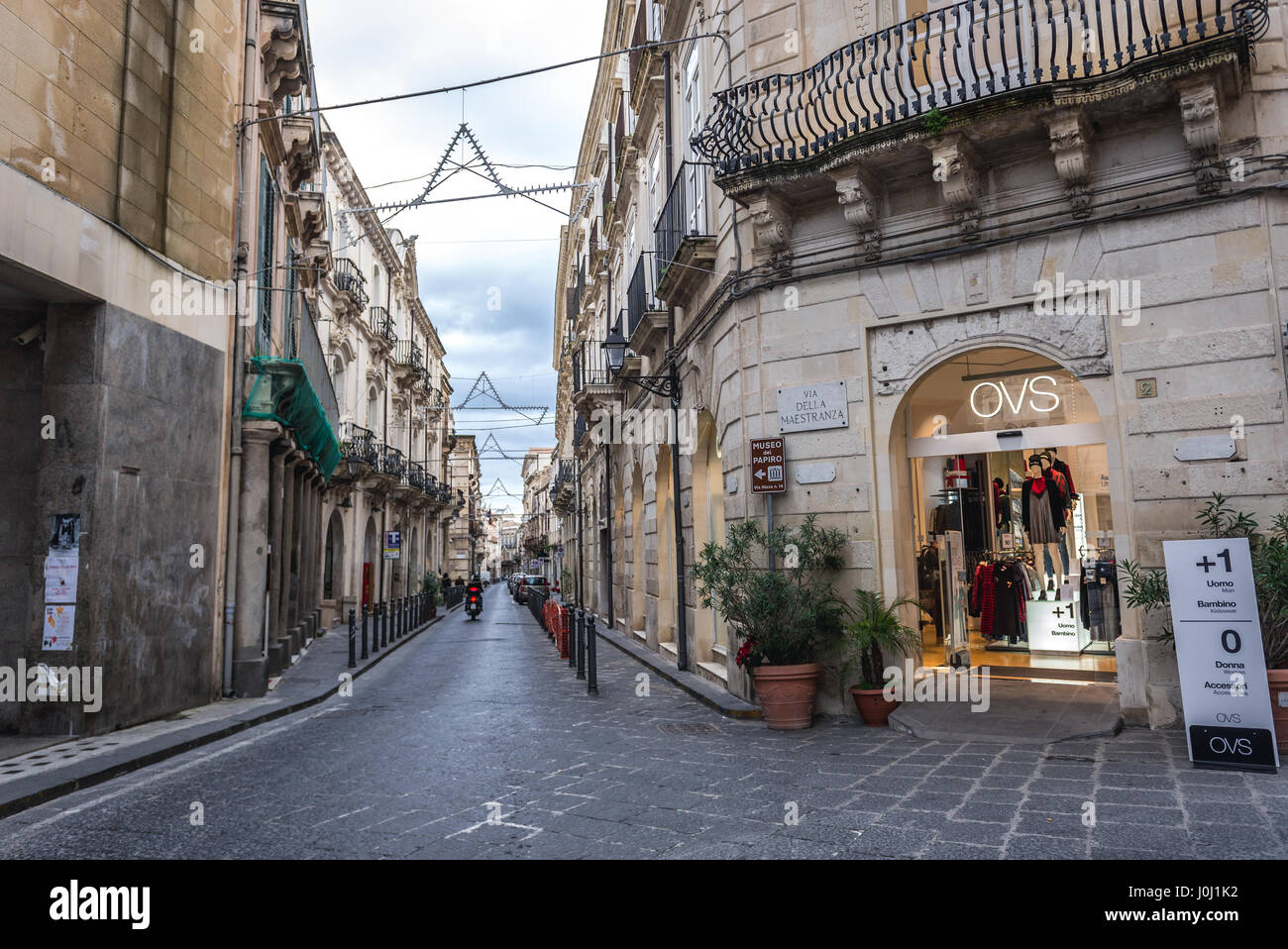 Ovs shop immagini e fotografie stock ad alta risoluzione - Alamy