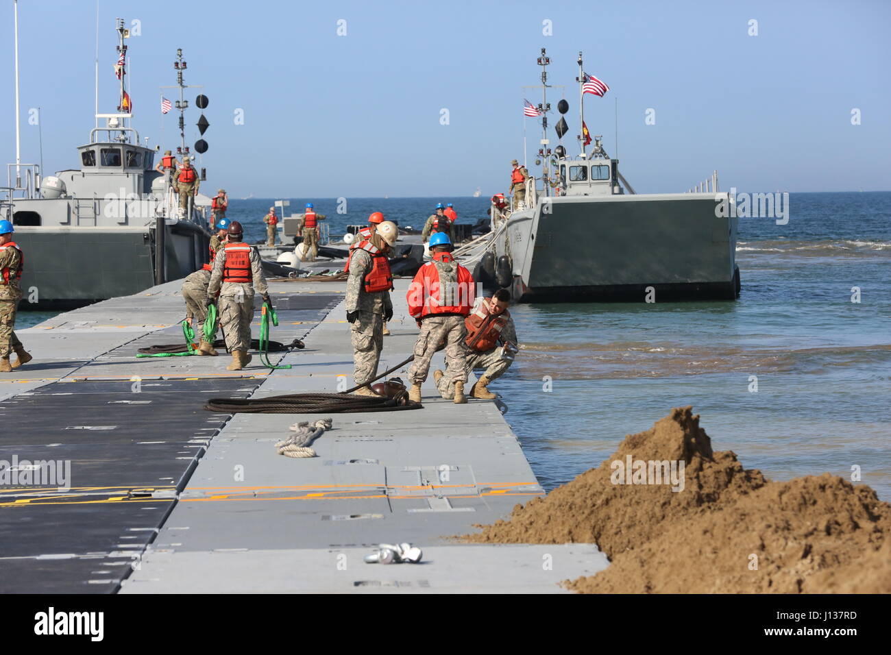 I soldati della 331st Transportation Company installano il molo Trident ...