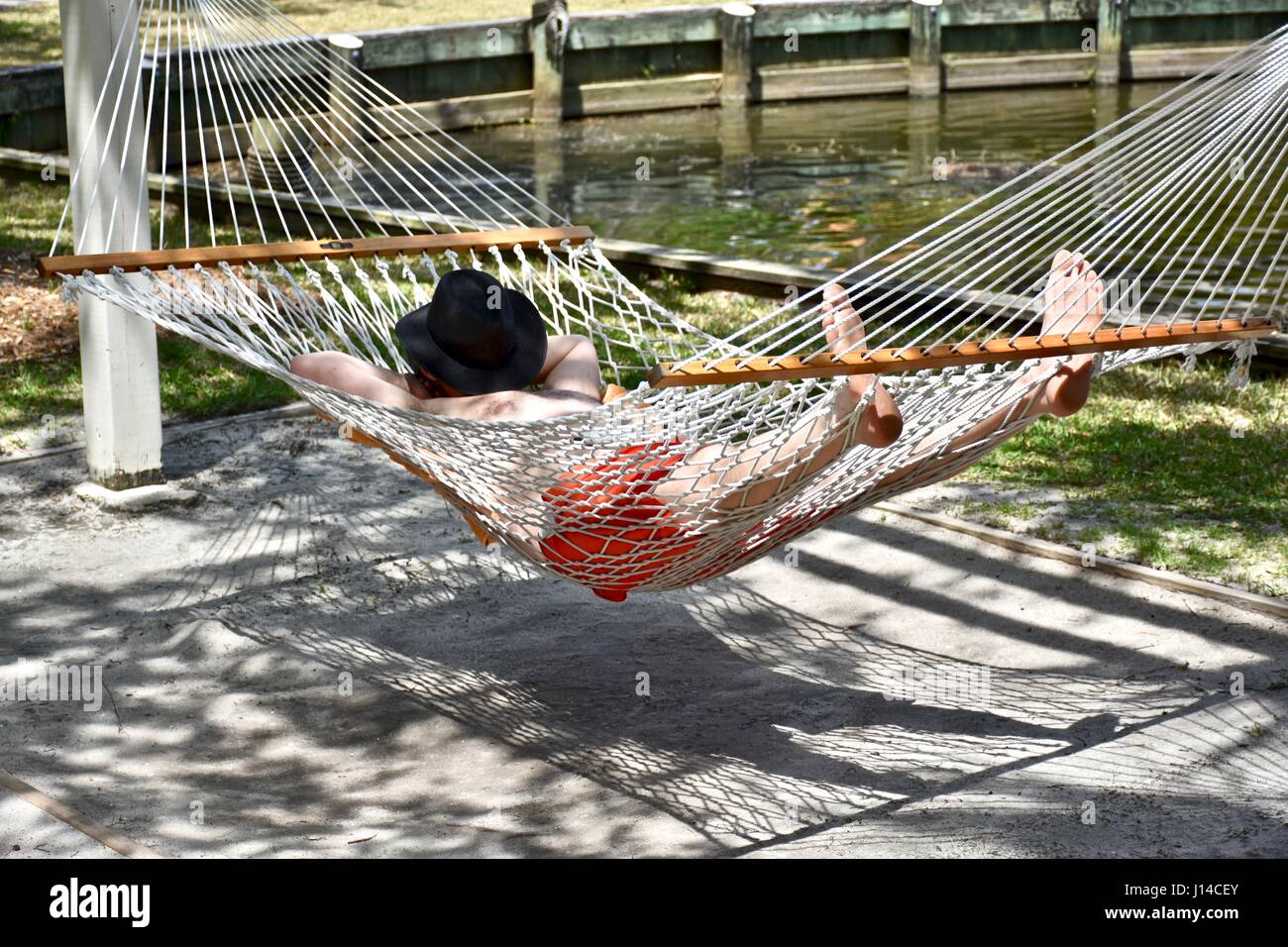 Uomo in amaca immagini e fotografie stock ad alta risoluzione - Alamy