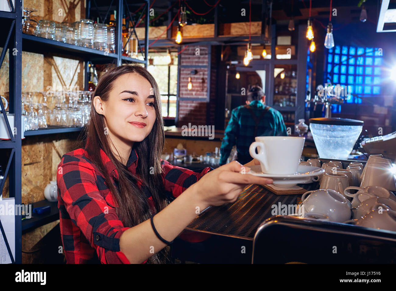 Ragazza al bar immagini e fotografie stock ad alta risoluzione - Alamy
