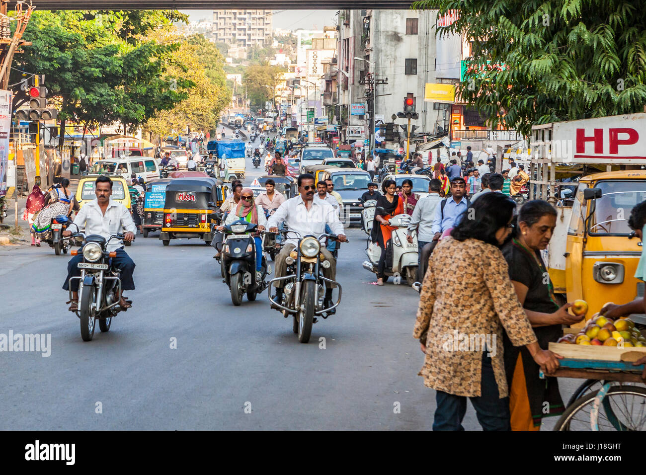 Una scena di strada in Pune, India Foto stock - Alamy