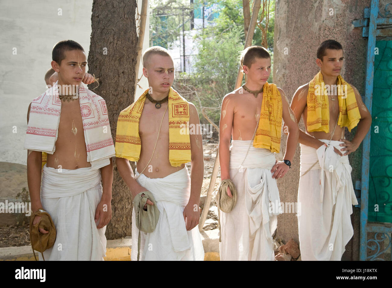 Hindu boy devotees immagini e fotografie stock ad alta risoluzione - Alamy