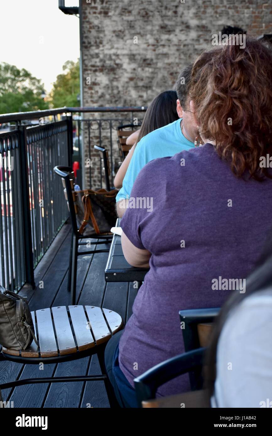 Persone che cenano al ristorante immagini e fotografie stock ad alta ...