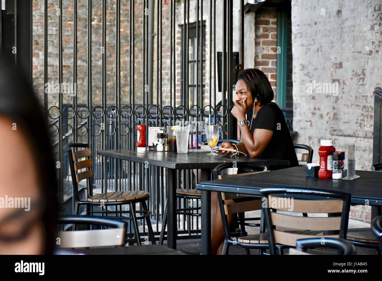 Persone che cenano al ristorante immagini e fotografie stock ad alta ...