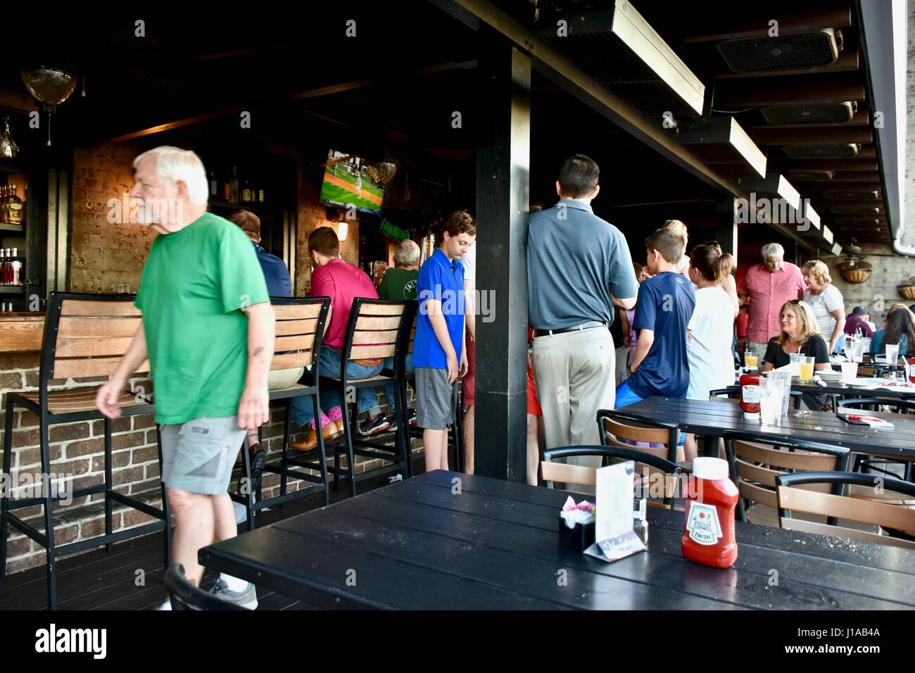Persone che cenano al ristorante immagini e fotografie stock ad alta ...